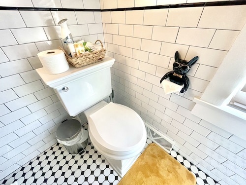 A Cheerful Rowhouse Within Walking Distance To Downtown Lancaster! - Lancaster, PA