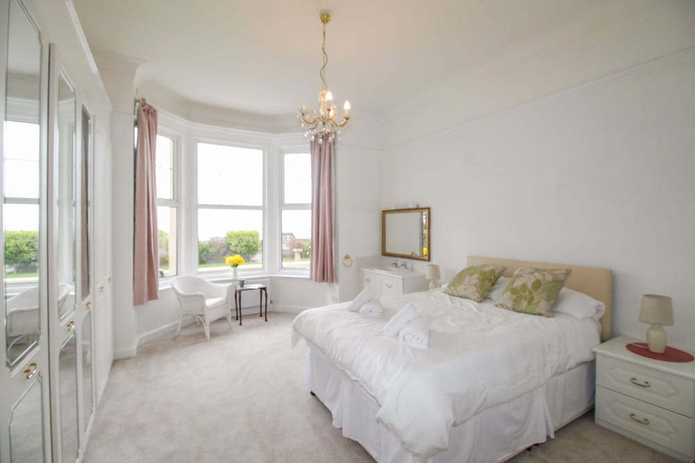 WEYMOUTH BAY APARTMENT A, pet friendly, with a garden in Weymouth ...