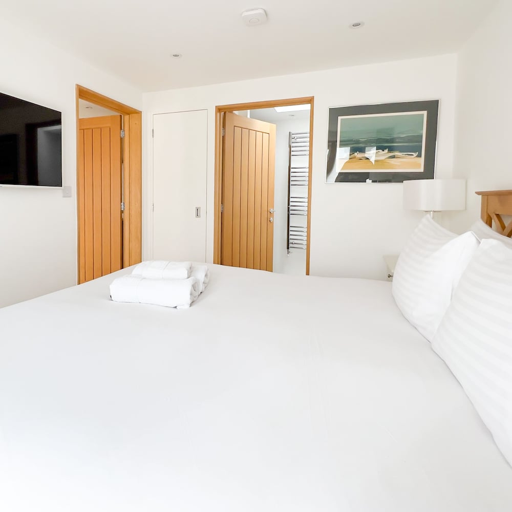 Whitley Old Garage, Whole Snug Luxury Cottage - Nr Lacock, Bath ...