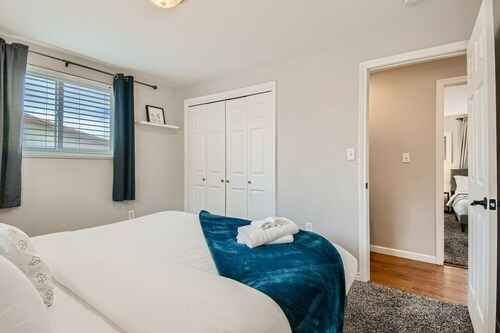 Modern & Spacious - 5 King Beds + Backyard Oasis - 阿瓦達