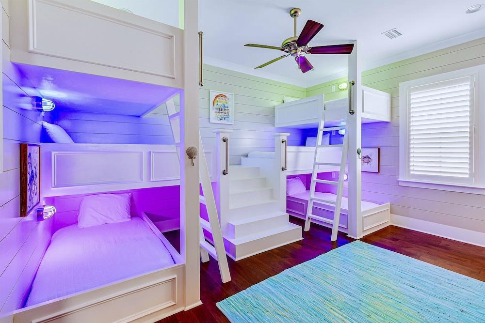 Heavenly Waves: Free golf cart, Walk to beach, Heated pool, Game room ...