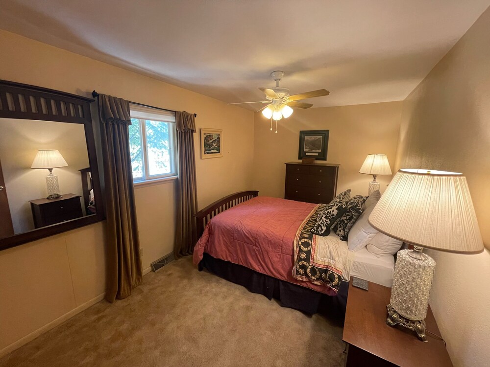 Riverfront house on large property - Monthly rental May to September ...