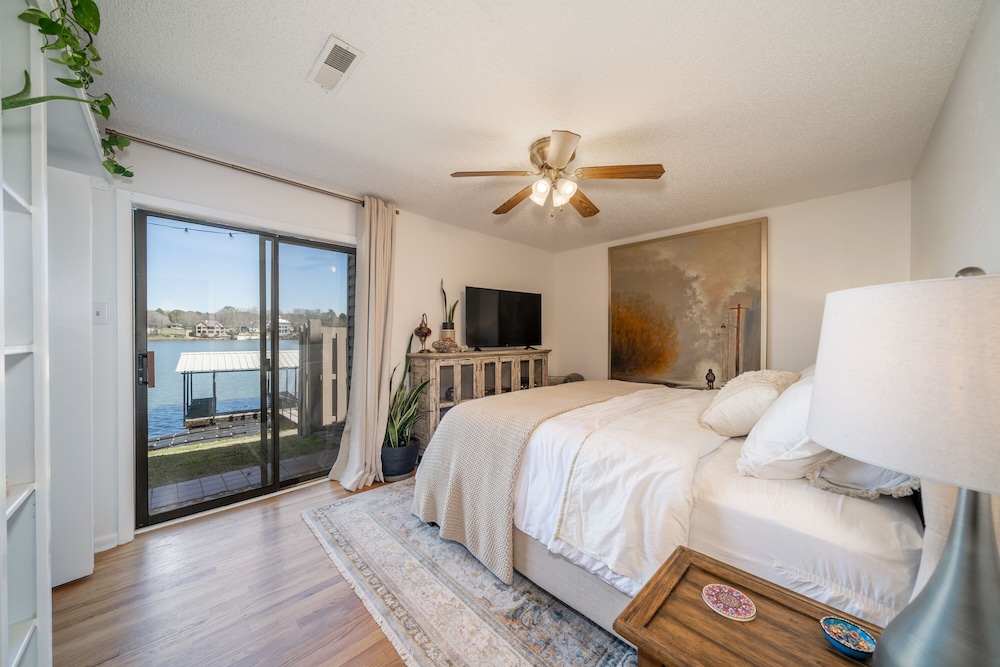 The Vandiver on Lake Hamilton, Bright and Cozy Lakefront Condo - Hot ...