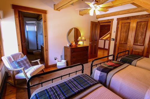Secluded Hill Top Cabin In Hocking Hills On 30 Ac - Tar Hollow State Forest, Laurelville