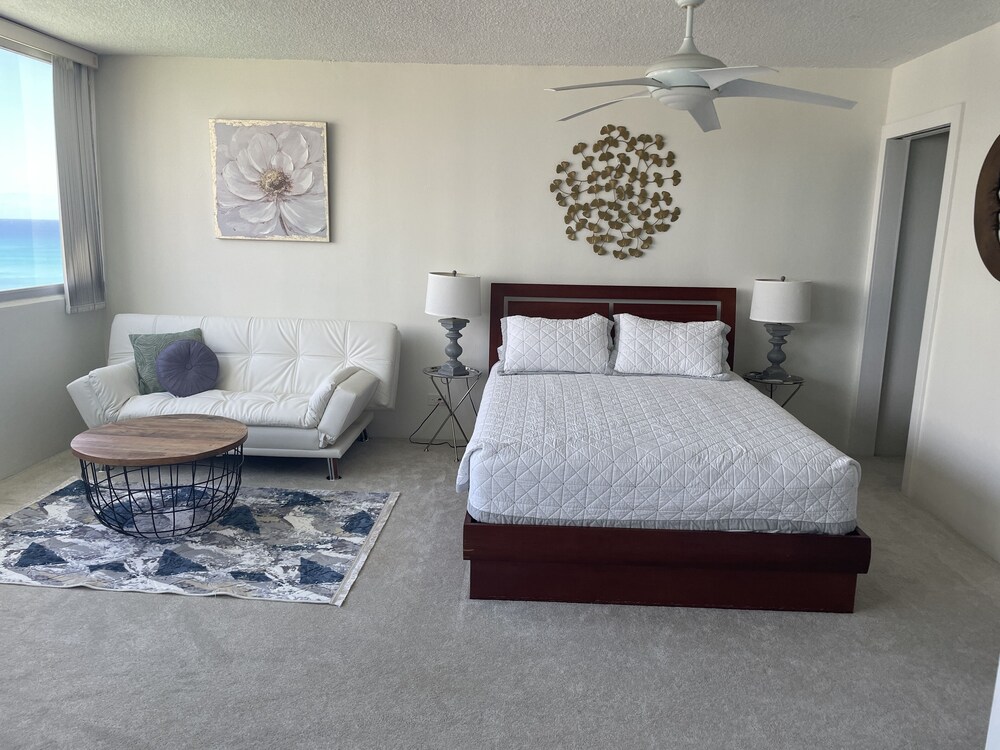 Foster Tower Studio with Ocean and Diamond Head Views - Honolulu | Vrbo