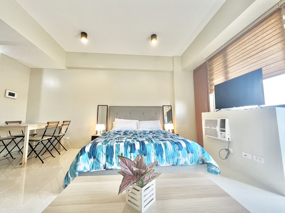 Luxury Hotel Type Condo Near NAIA Manila Airport - Pasay | Vrbo