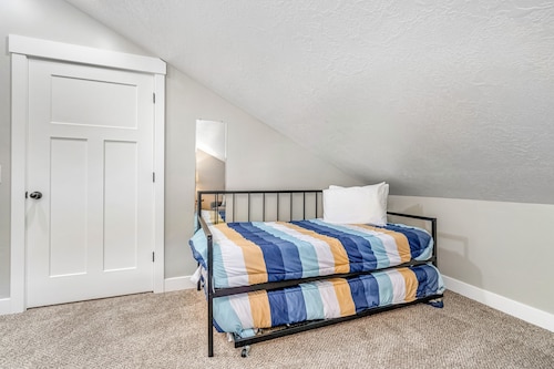 Beautiful Home Near Lake With Private Hot Tub, Foosball, Pool Table, Pinball - Garden City, UT