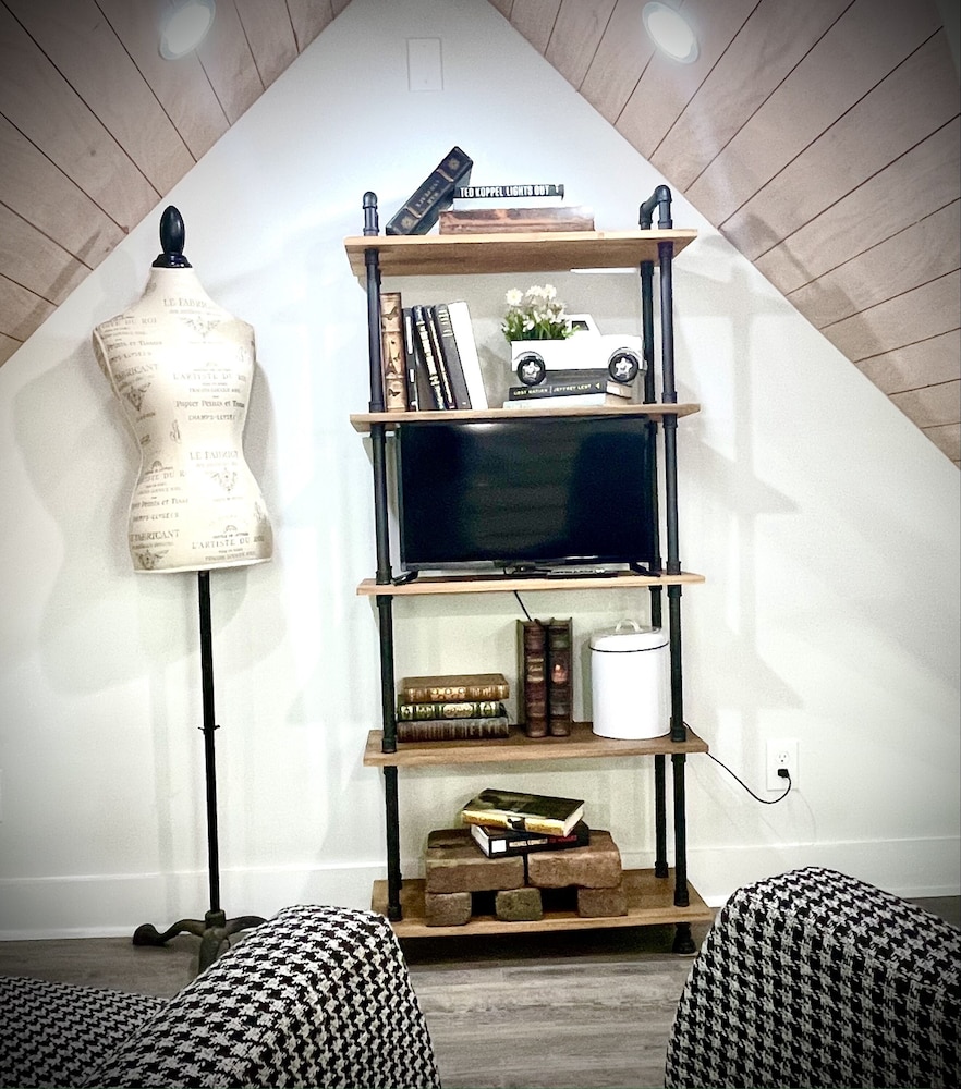 LUXURY Barn Chalet. 2 bedrooms, firepit, BBQ, loft, trails, ponds, park ...