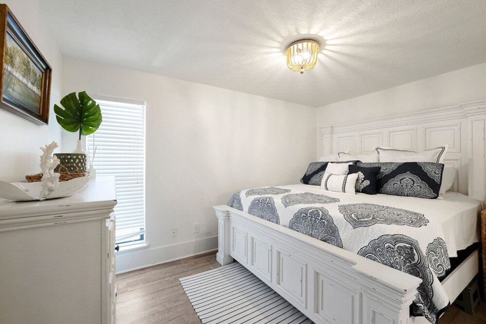 Sunkissed Endless Summer condo - gorgeously updated, 4 minute walk to ...