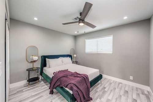 Beautiful Modern Home 5 Minutes From All Your Needs - Las Vegas, NV