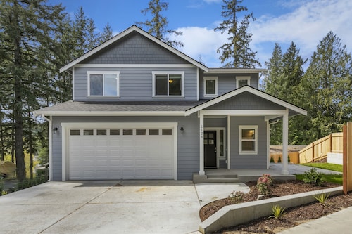 Your Getaway Awaits! New 3-bedroom Nestled In The Trees - Bremerton, WA