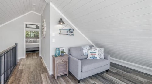Modern Cottage Retreat W/ Lake Views - 브리티시컬럼비아