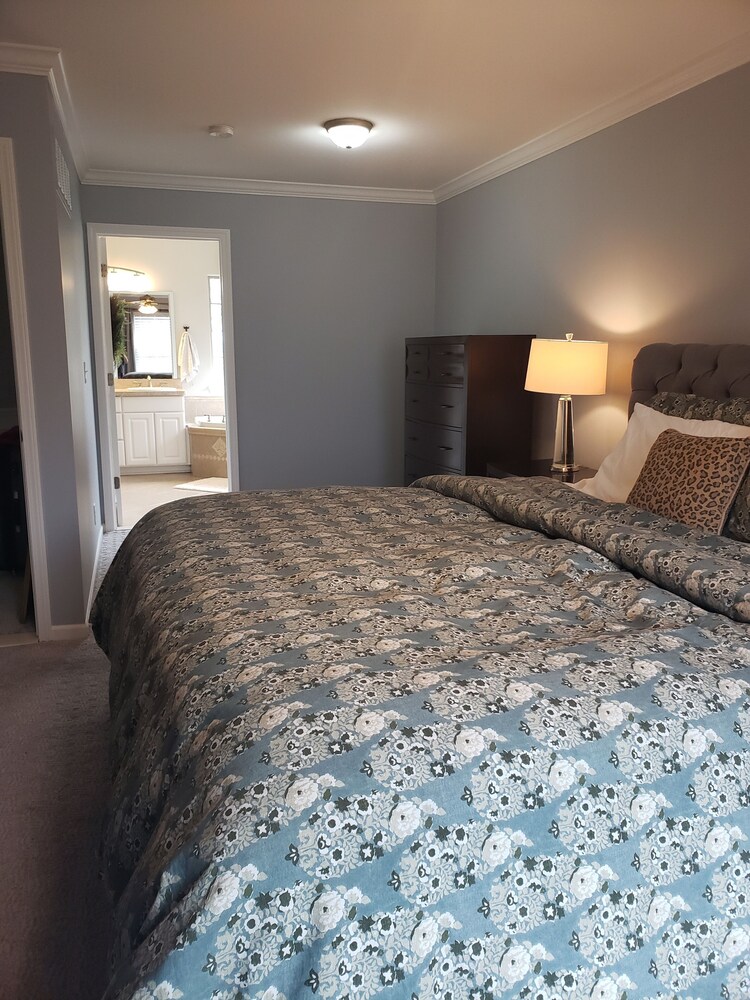 Beautiful Spacious 5 Bed Home Large Kitchen Office Deck Coffee Bar ...