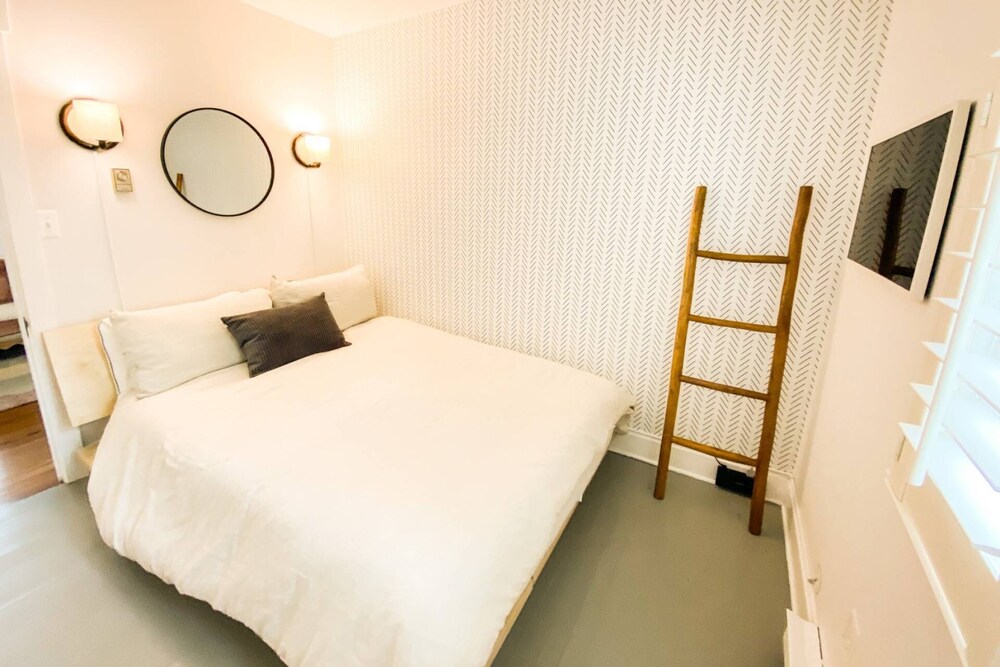 Waterfront River Cottage for 2, dog-friendly - Severna Park | Vrbo