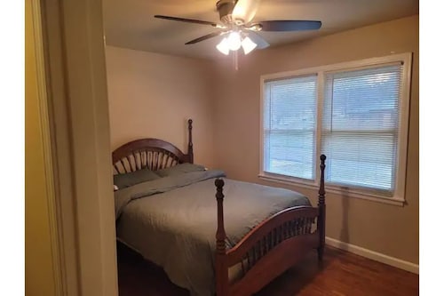 Entire 4-bedroom, A Huge Yard, Convenient Location - Huntsville, AL