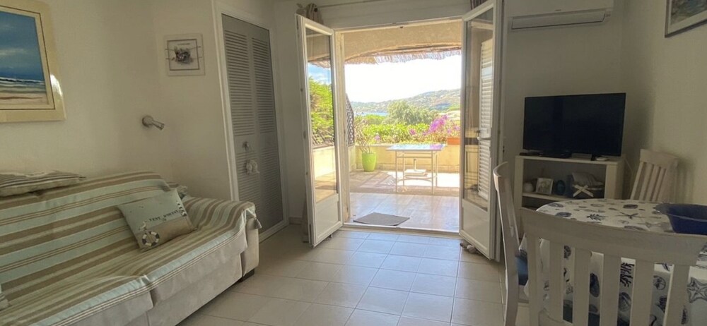 3-minute walk to the sea and shops, quiet location in a green park, sea ...