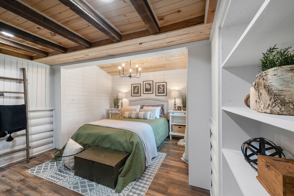 Overlook Sleeps 9 :) - Section | Vrbo