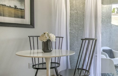 2 Bd/2 Ba Near Asu, Tempe Town Lake & Cubs Field - Tempe, AZ