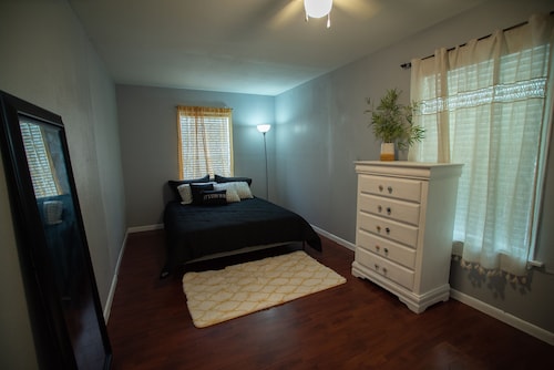 Great Central Location - Next To St. Mary's - San Antonio, TX