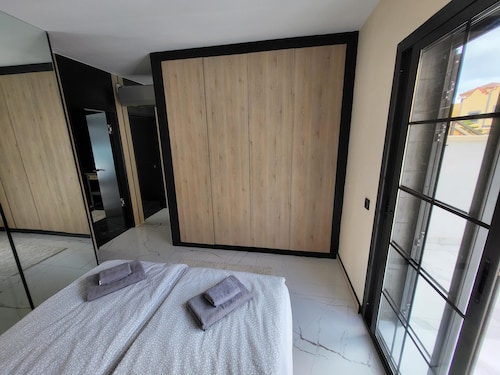 Casa Vacacional 'Apartamento Vacacional Moderno' Con Vistas Al Mar, Piscina Compartida Y Wi-fi - Costa Adeje