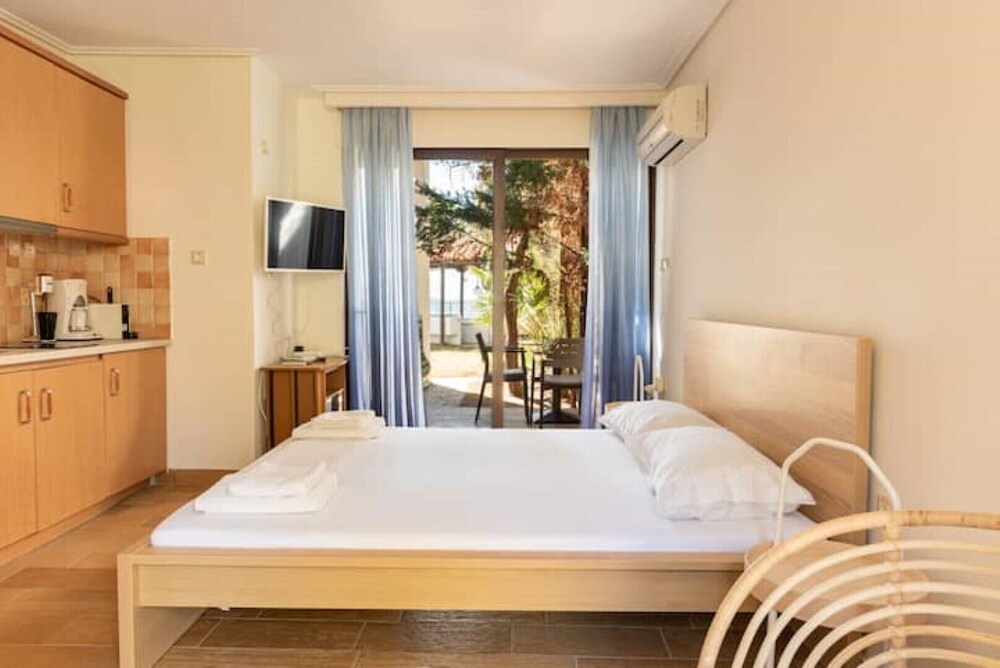 Alkis guest house, super close to sea and restaurants - Aegina | Vrbo