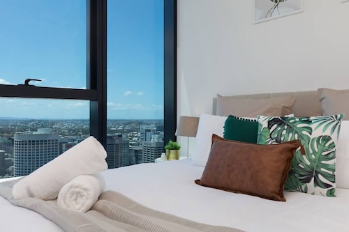 Amazing Views Spacious Living In Skytower, Carpark - Brisbane