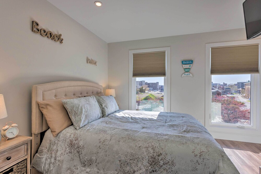 Traverse City Townhome: Walk to Beach! - Traverse City | Vrbo