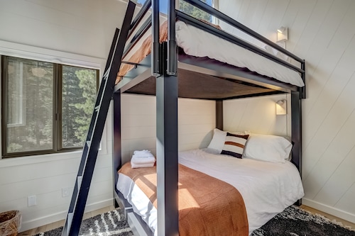 New Listing! Stunning 3 Bedroom 2.5 Bathroom Carnelian Bay Home - Lake Tahoe