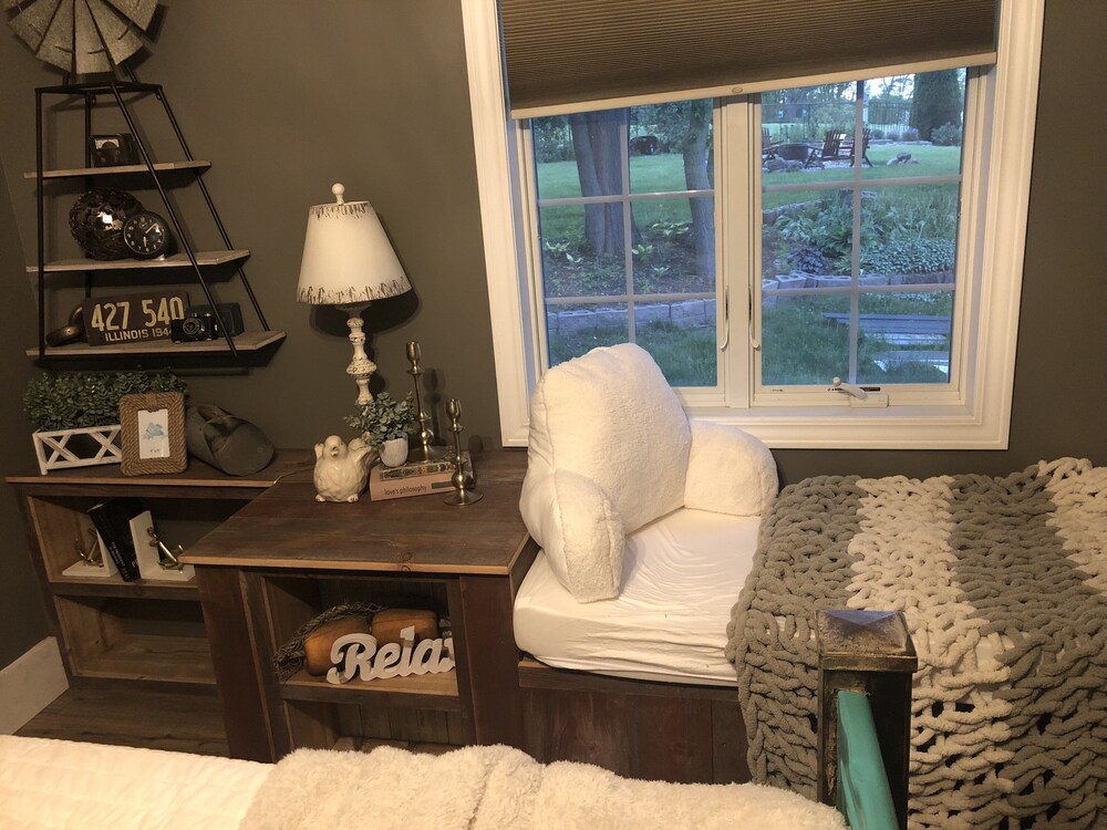 Clinton Lake Vacation Rentals.Charlie’s Lakeside Cottage!! Beautiful ...