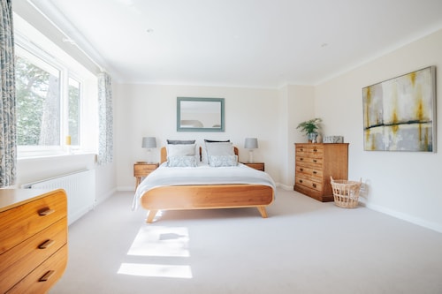 Private 6 Bedroom Villa With Lrg Garden & Hot Tub - Bournemouth