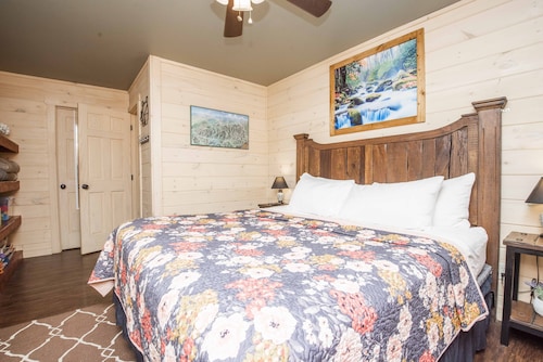 Cute Cozy Gatlinburg Cabin With Hot Tub! - Gatlinburg, TN