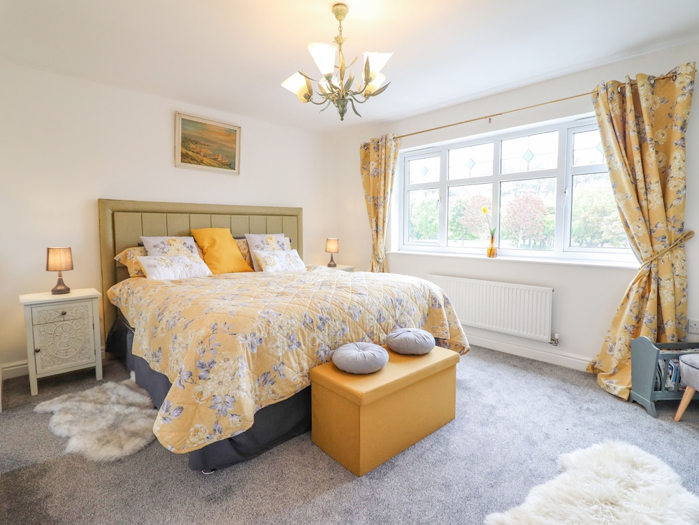 PENCRAIG, family friendly, character holiday cottage in Rhos-On-Sea ...