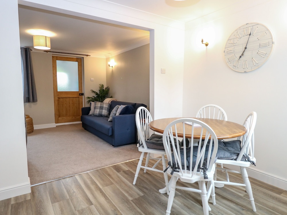 3 THE COTTAGES, pet friendly, with open fire in Hemsby - Hemsby | Vrbo