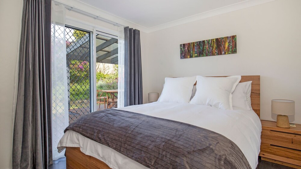 WindanSea Cottage - Pet Friendly - Ocean Glimpses - Vincentia | Vrbo