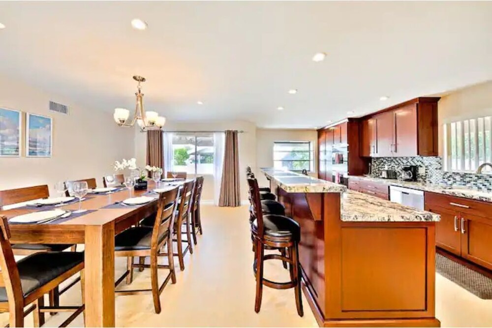 Great for Family's Disneyland Close 5 Bedrooms, 3 Baths, Sleeps 12 Pool ...