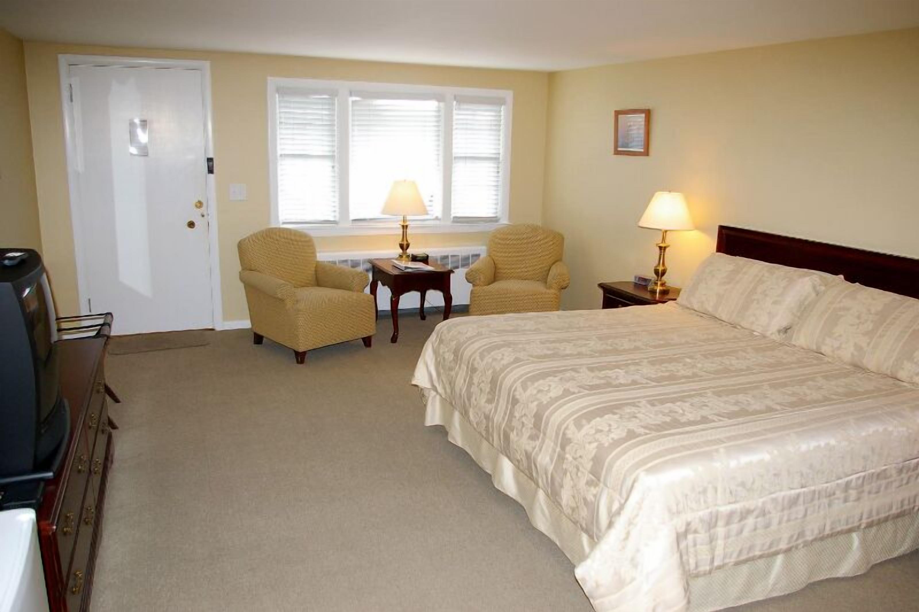 Surfside Inn Chatham in Chatham, MA | Expedia