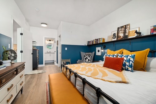 Mckinley Beach Gorgeous Condo With Private Hot Tub - Kelowna