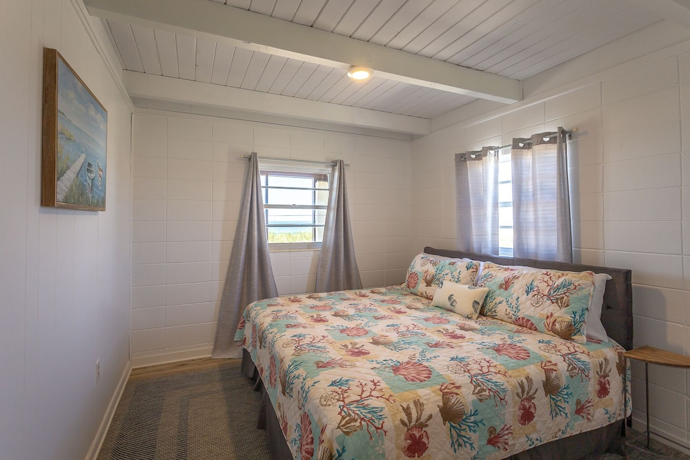 Spend Christmas at the beach! Beachfront, ground level, 2bed/1bath ...