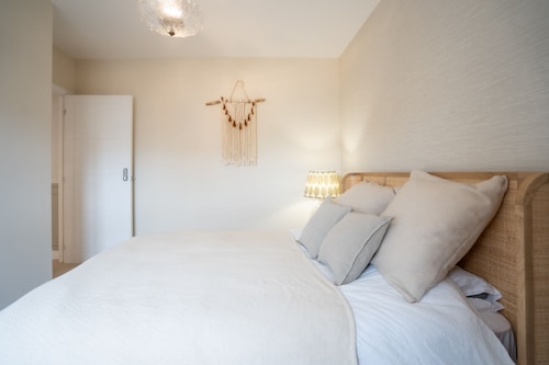 Cheerful 6-bedroom House 5mins Away From Outlet - Bicester