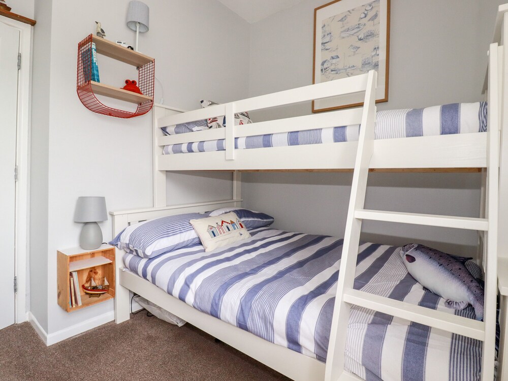 CLOCK TOWER VIEW, family friendly, character holiday cottage in Looe ...