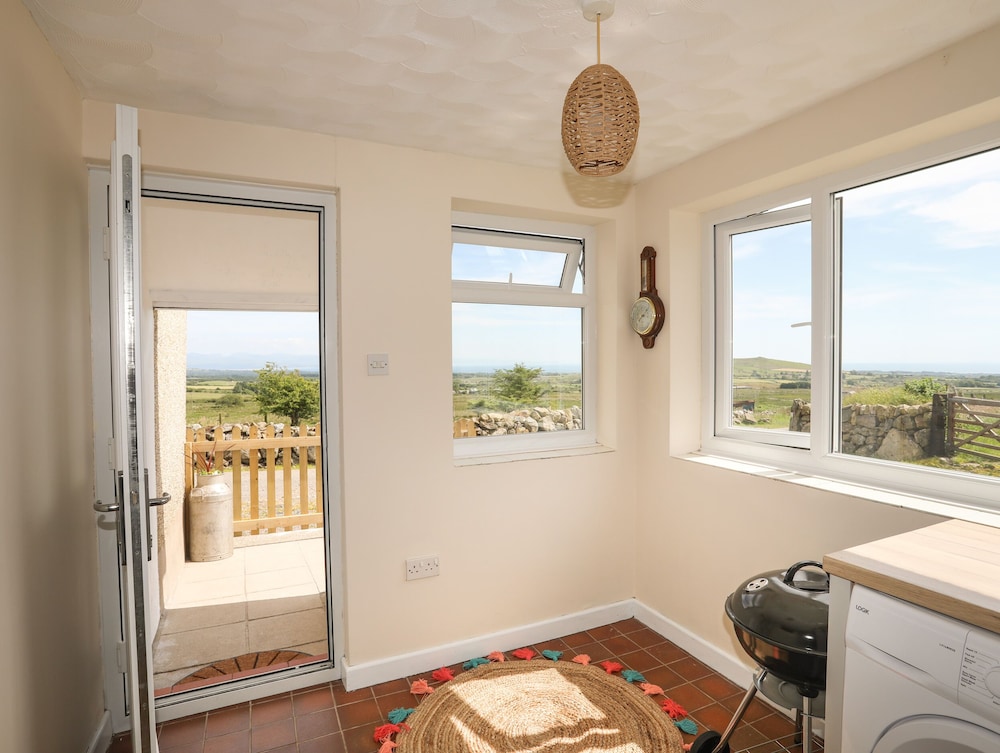 CWM CEILIOG ANNEX, romantic, character holiday cottage in Trefor ...