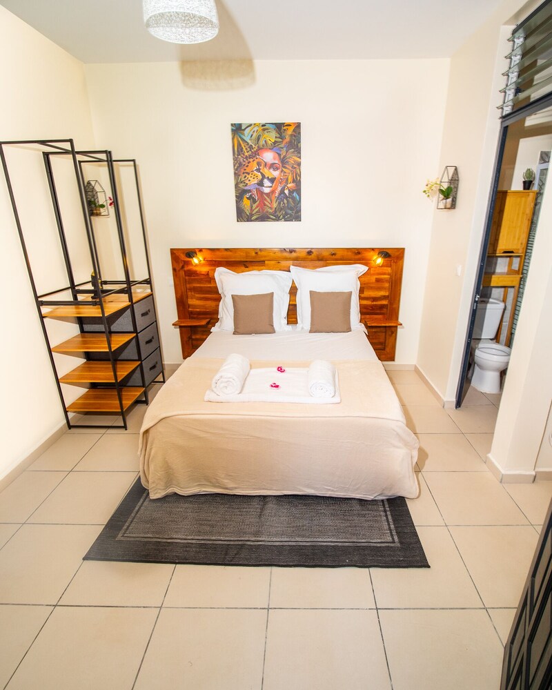 Escape in the heart of the city Studio Jacuzzis Sauna and swimming pool ...