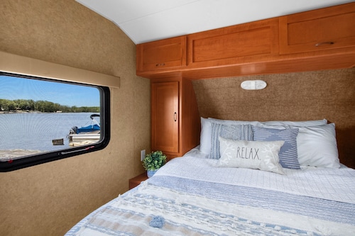 Relaxing Rv Overlooking Gill's Cove Marina! - La Crosse, WI