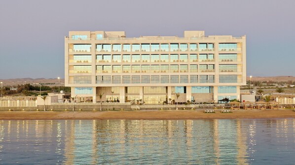 Book Waves Hotel in Umluj | Hoteles.com