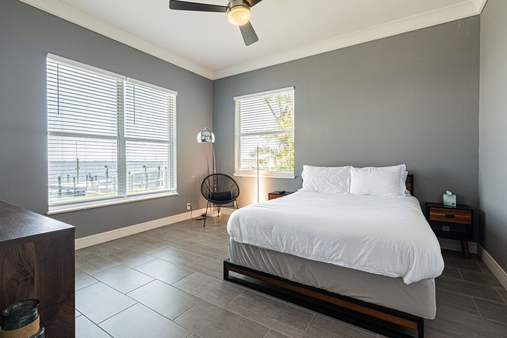Giga-Homes "THE VIEW" Luxury Waterfront - up to 19 Person - Cape Coral ...