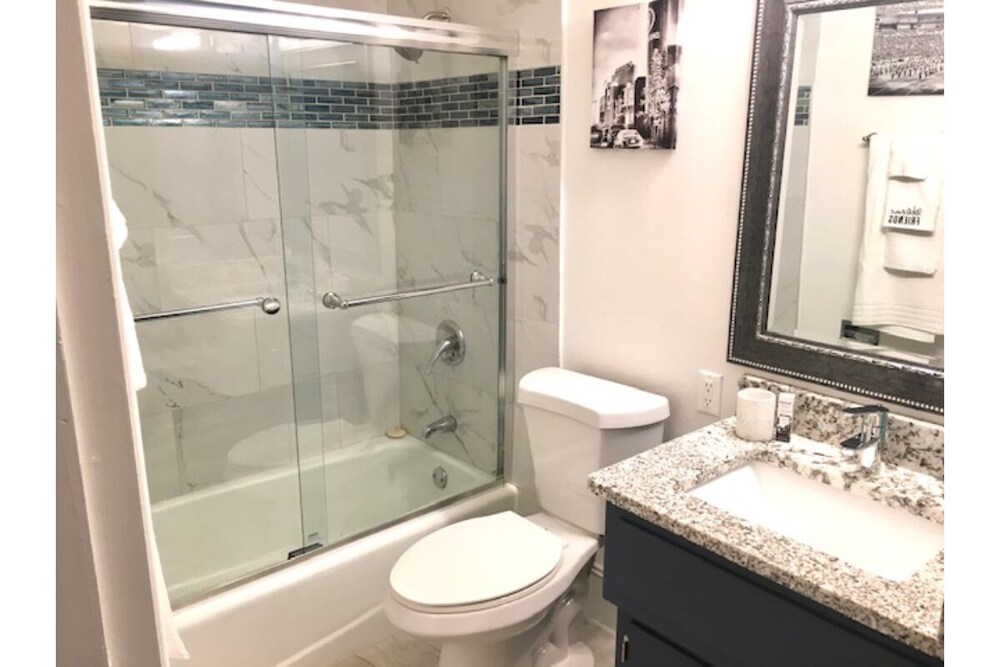 Ritchie’s Titletown Executive Suites: Bachelor’s Den - Green Bay | Vrbo