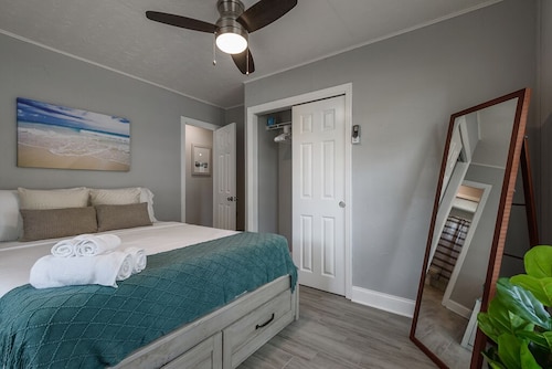 Spacious 3-bedroom Connecting Cottages - Largo, FL
