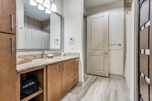 Cozy 1-bedroom Condo With Resort-style Living - Carrollton, TX