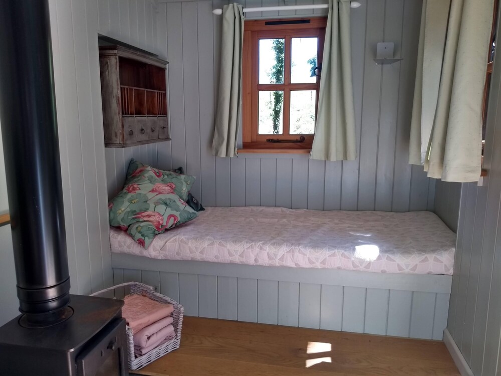 Romantic riverfront shepherds' hut with outdoor kitchen w/firepit ...