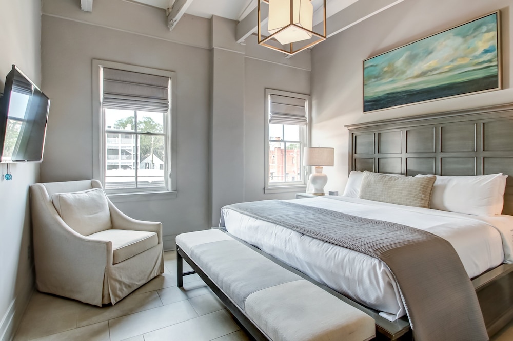 Modern Interior, Heated Pool Access - Savannah | Vrbo